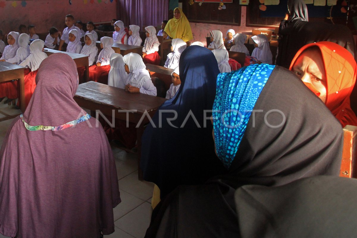 HARI PERTAMA MASUK SEKOLAH | ANTARA Foto