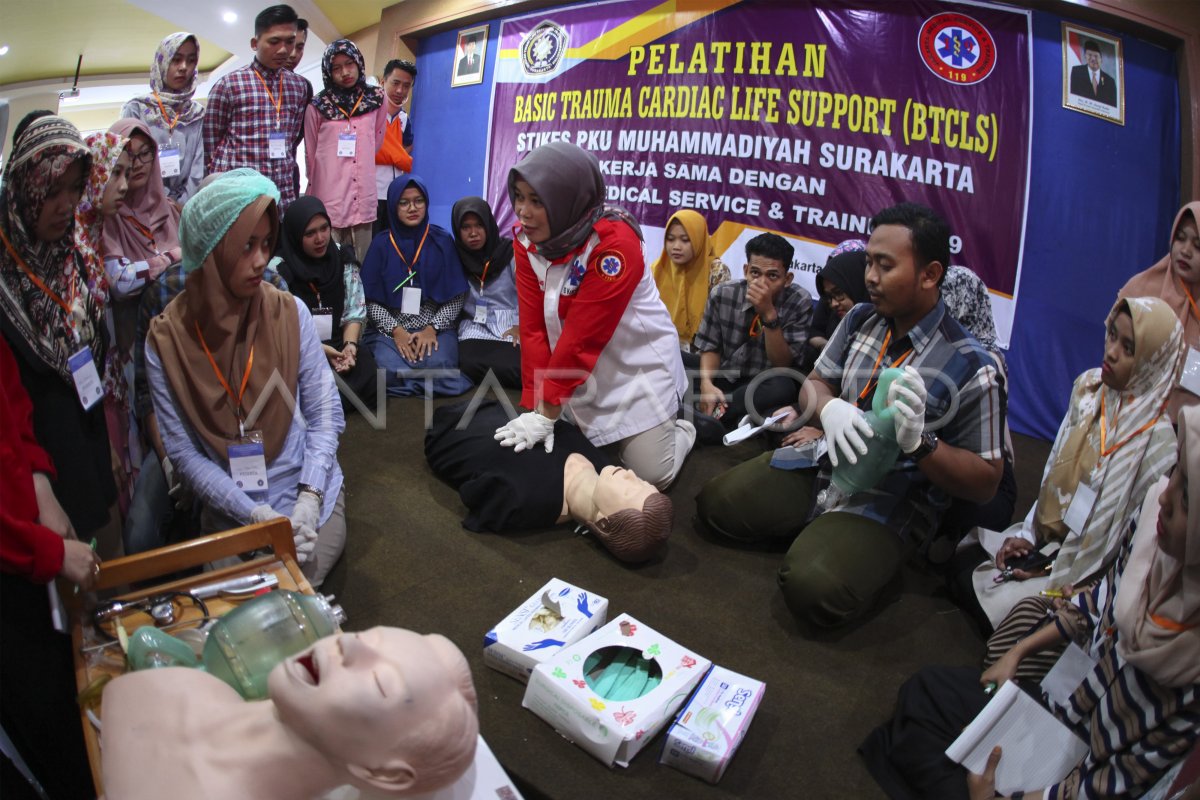 LATIHAN PENANGGULANGAN PENDERITA GAWAT DARURAT | ANTARA Foto LATIHAN PENANGGULANGAN PENDERITA GAWAT DARURAT | ANTARA Foto