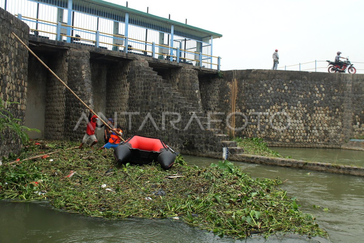 BERSIHKAN SAMPAH SUNGAI BEKASI | ANTARA Foto