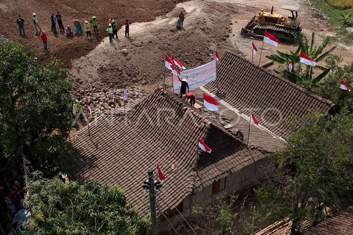 EKSEKUSI RUMAH TERDAMPAK TOL SEMARANG-BATANG | ANTARA Foto EKSEKUSI RUMAH TERDAMPAK TOL SEMARANG-BATANG | ANTARA Foto