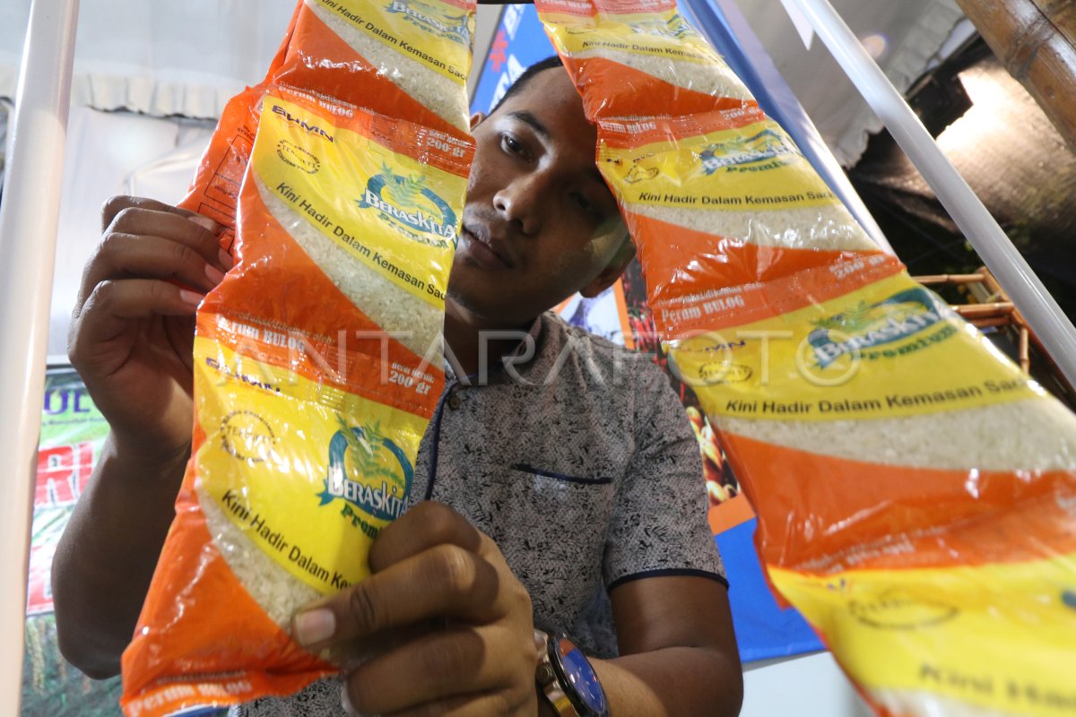 SOSIALISAI BERAS BULOG KEMASAN SACHET | ANTARA Foto