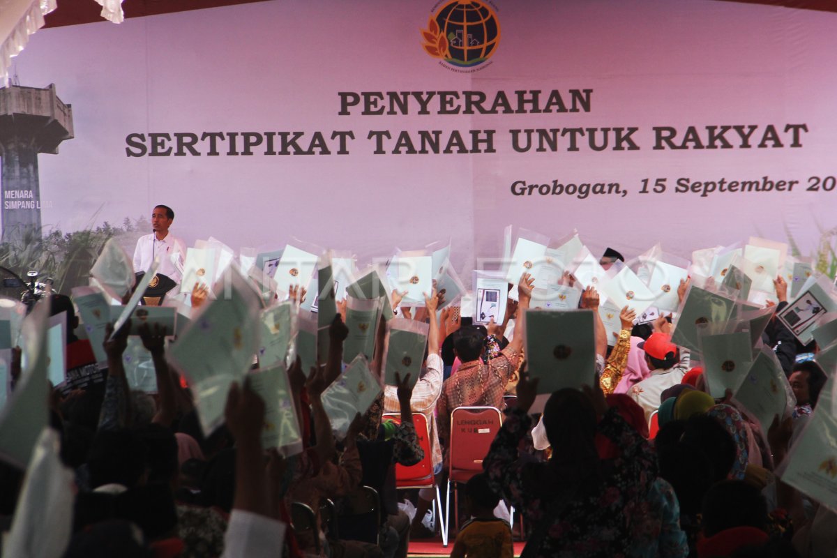 PRESIDEN SERAHKAN SERTIFIKAT TANAH | ANTARA Foto PRESIDEN SERAHKAN SERTIFIKAT TANAH | ANTARA Foto