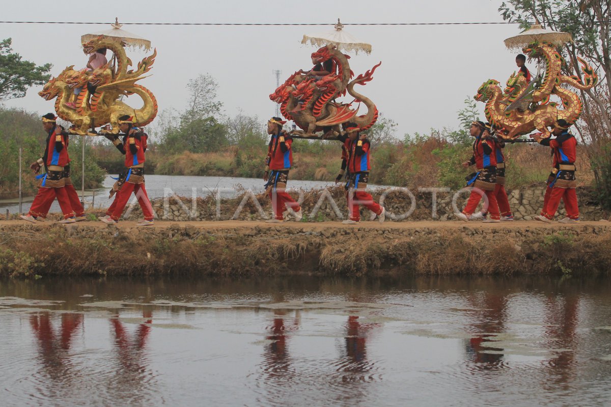 TRADISI NGUNJUNG LELUHUR | ANTARA Foto TRADISI NGUNJUNG LELUHUR | ANTARA Foto