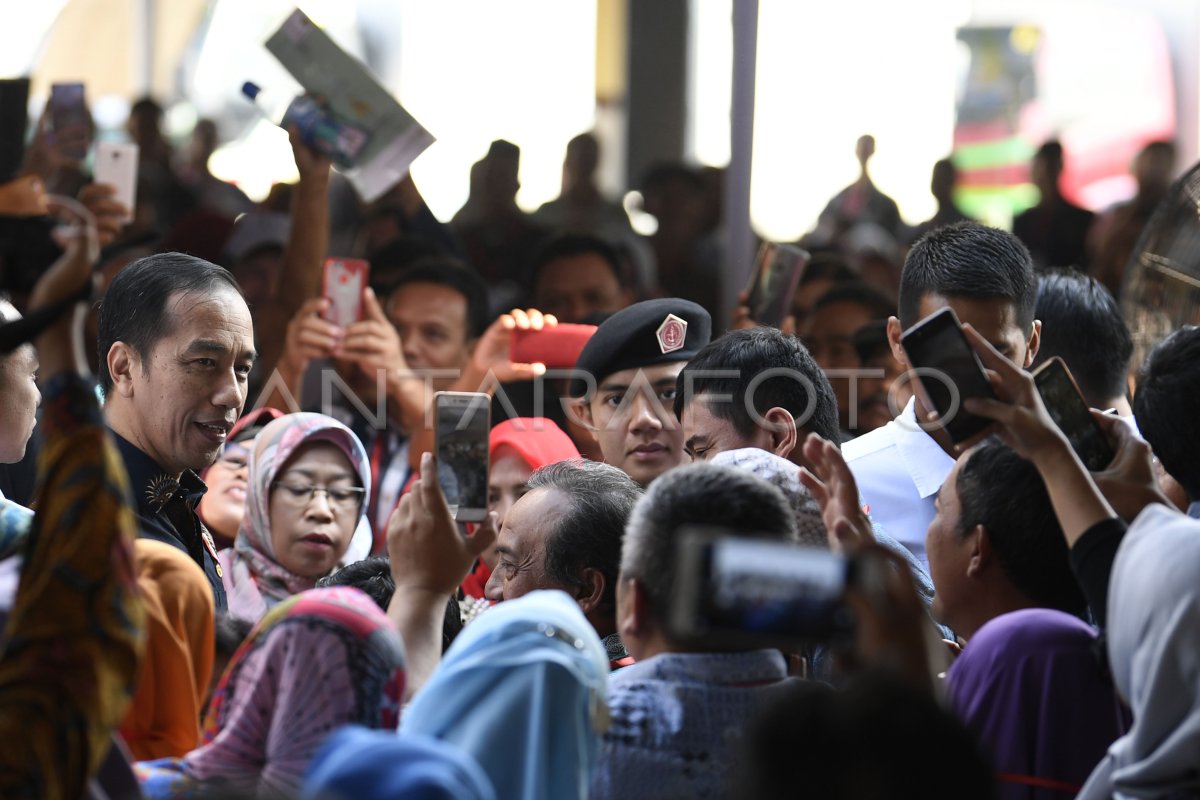 PRESIDEN SERAHKAN SERTIFIKAT TANAH | ANTARA Foto PRESIDEN SERAHKAN SERTIFIKAT TANAH | ANTARA Foto