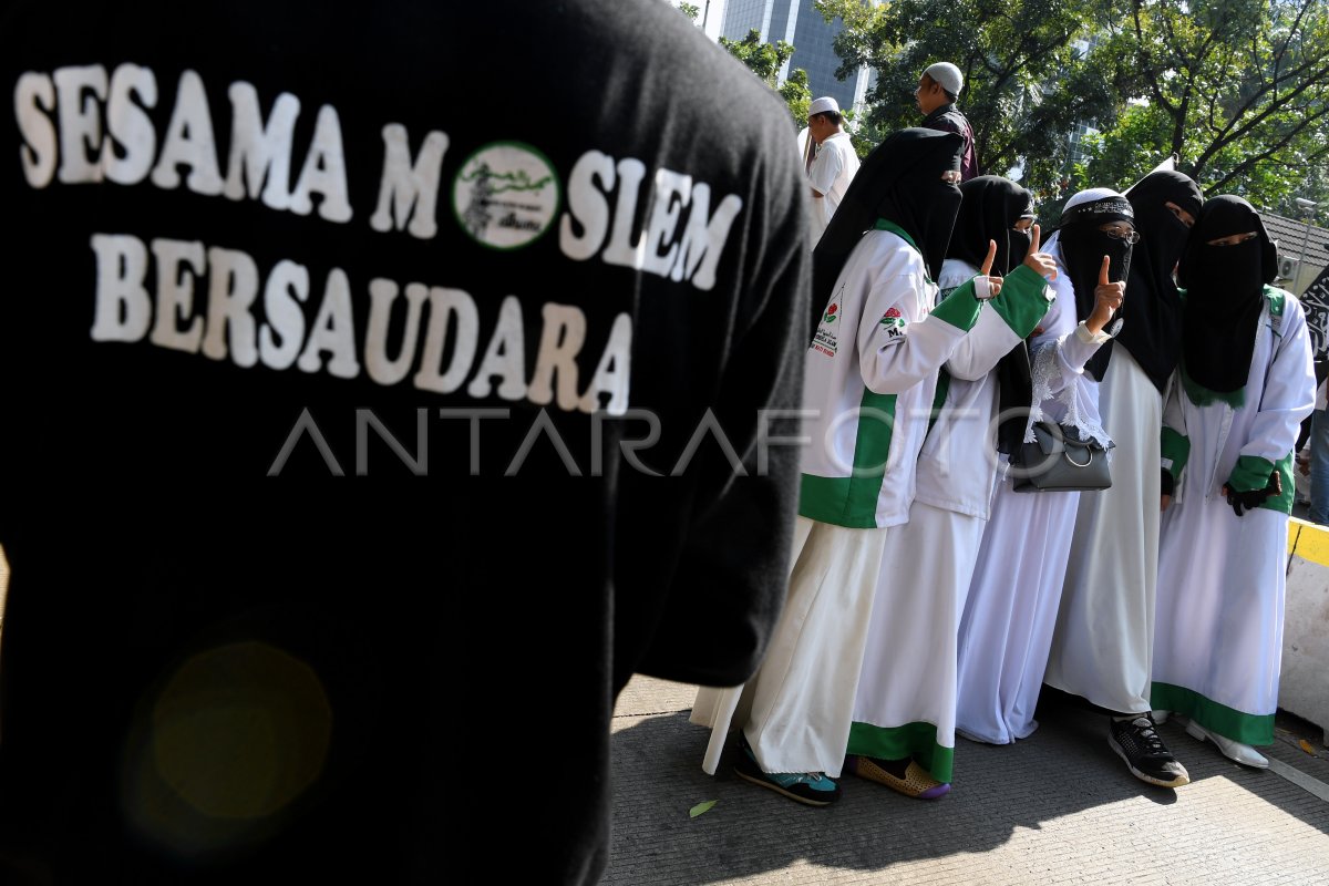 PROTES PEMBAKARAN BENDERA BERKALIMAT TAUHID | ANTARA Foto PROTES PEMBAKARAN BENDERA BERKALIMAT TAUHID | ANTARA Foto
