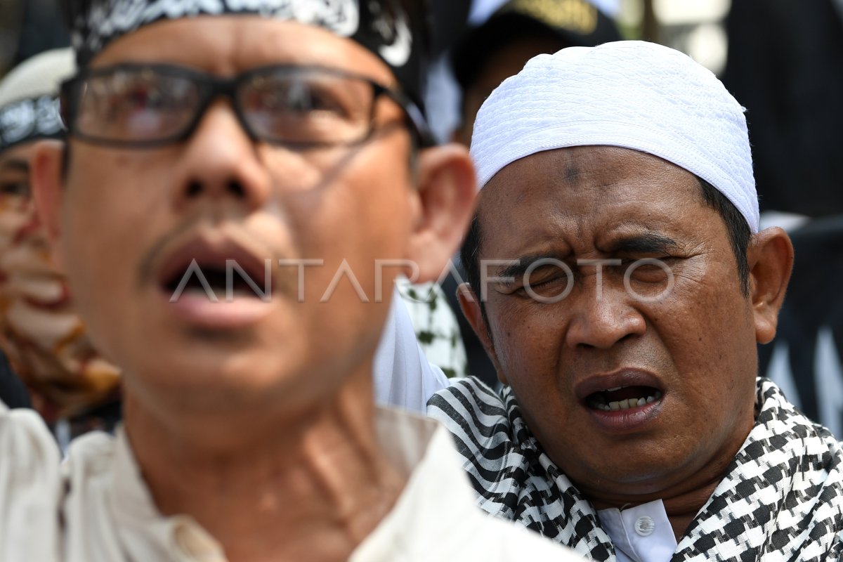 PROTES PEMBAKARAN BENDERA BERKALIMAT TAUHID | ANTARA Foto PROTES PEMBAKARAN BENDERA BERKALIMAT TAUHID | ANTARA Foto