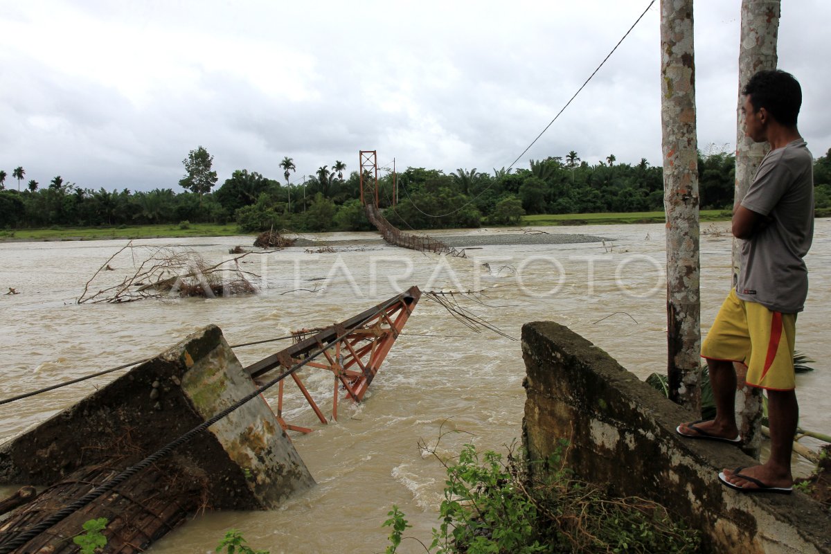 JEMBATAN GANTUNG PENGHUBUNG DESA PUTUS | ANTARA Foto