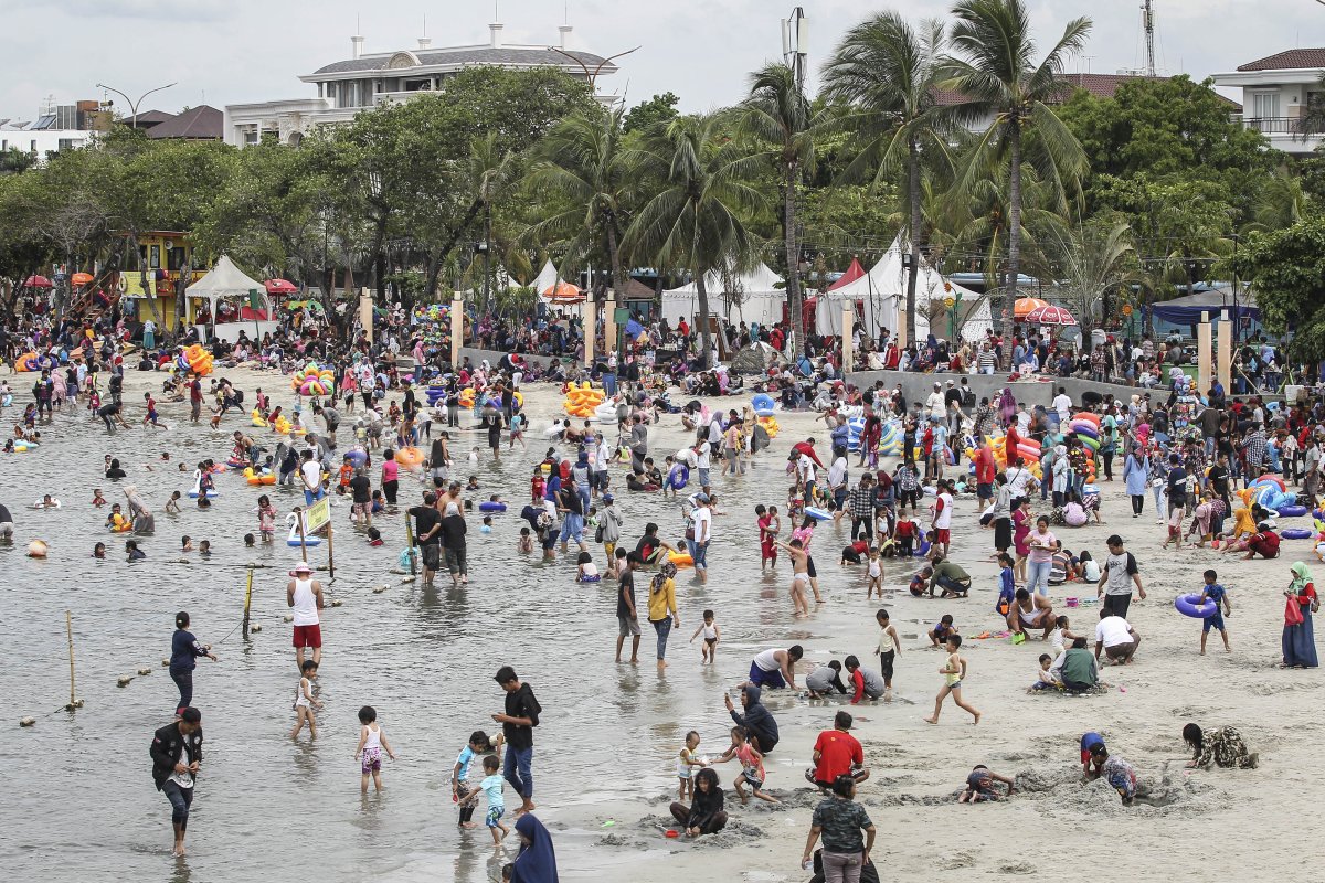LIBUR TAHUN BARU DI ANCOL | ANTARA Foto