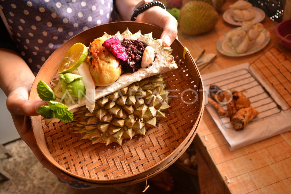 KREASI DURIAN BAKAR KHAS WONOSALAM | ANTARA Foto