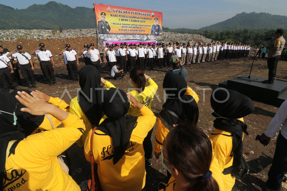 POLISI PERINGATI HARI PEDULI SAMPAH | ANTARA Foto POLISI PERINGATI HARI PEDULI SAMPAH | ANTARA Foto