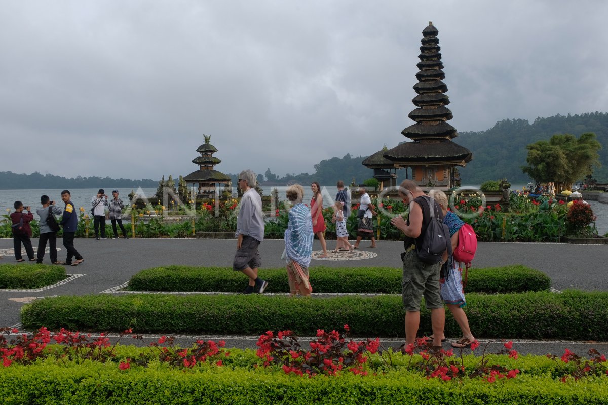 KUNJUNGAN WISATAWAN DI PURA ULUN DANU | ANTARA Foto