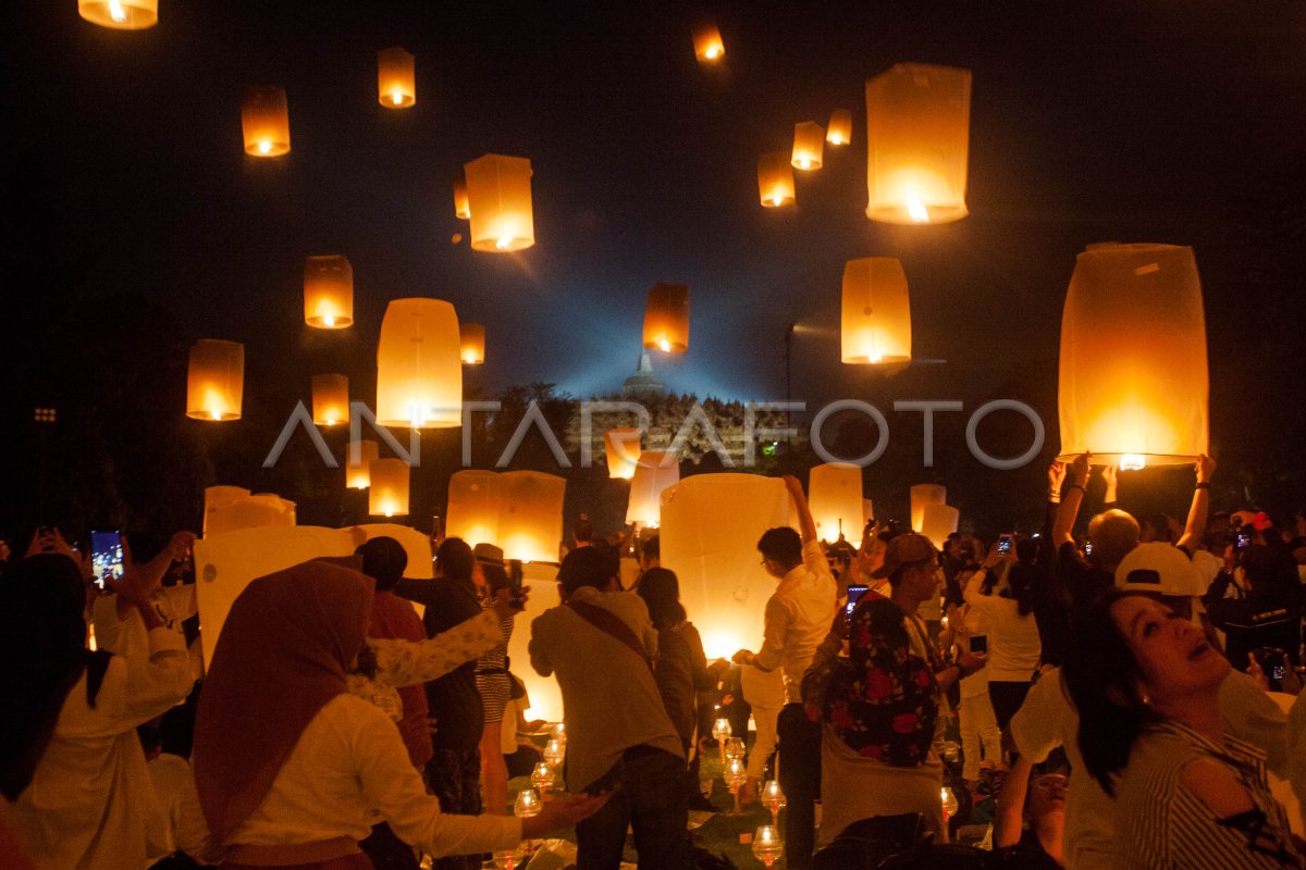 LAMPION WAISAK 2019 | ANTARA Foto
