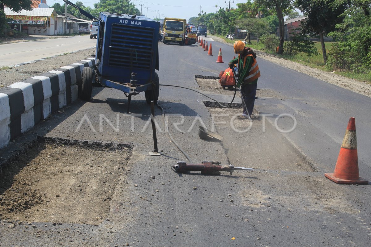 PERBAIKAN JALUR PANTURA DIKEBUT | ANTARA Foto