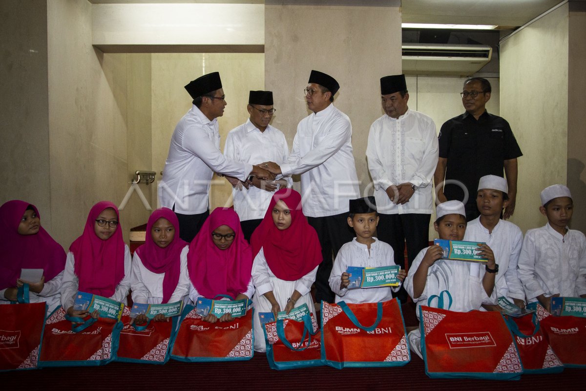 BNI SANTUNI ANAK YATIM | ANTARA Foto