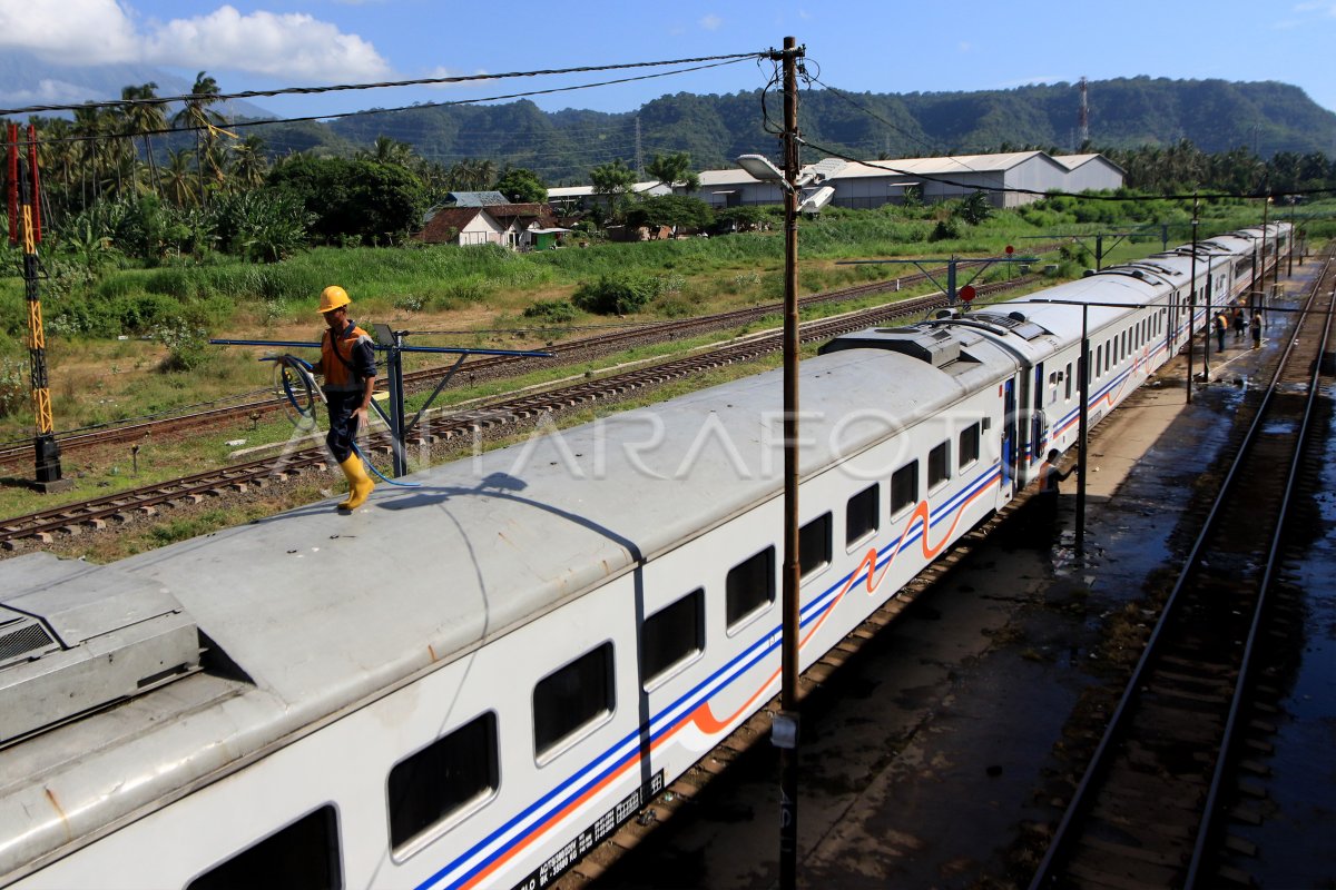 PERSIAPAN KERETA API ANGKUTAN LEBARAN | ANTARA Foto