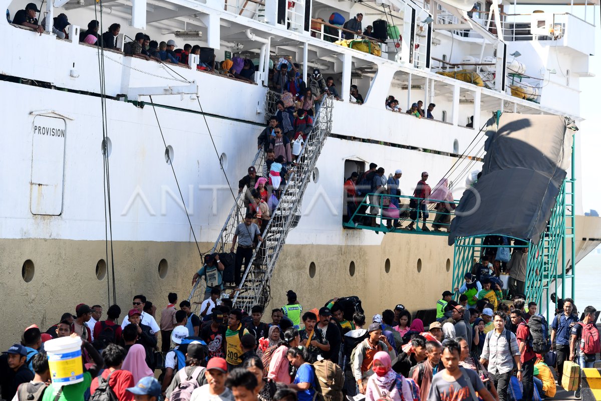 ARUS MUDIK DI PELABUHAN TANJUNG PERAK | ANTARA Foto