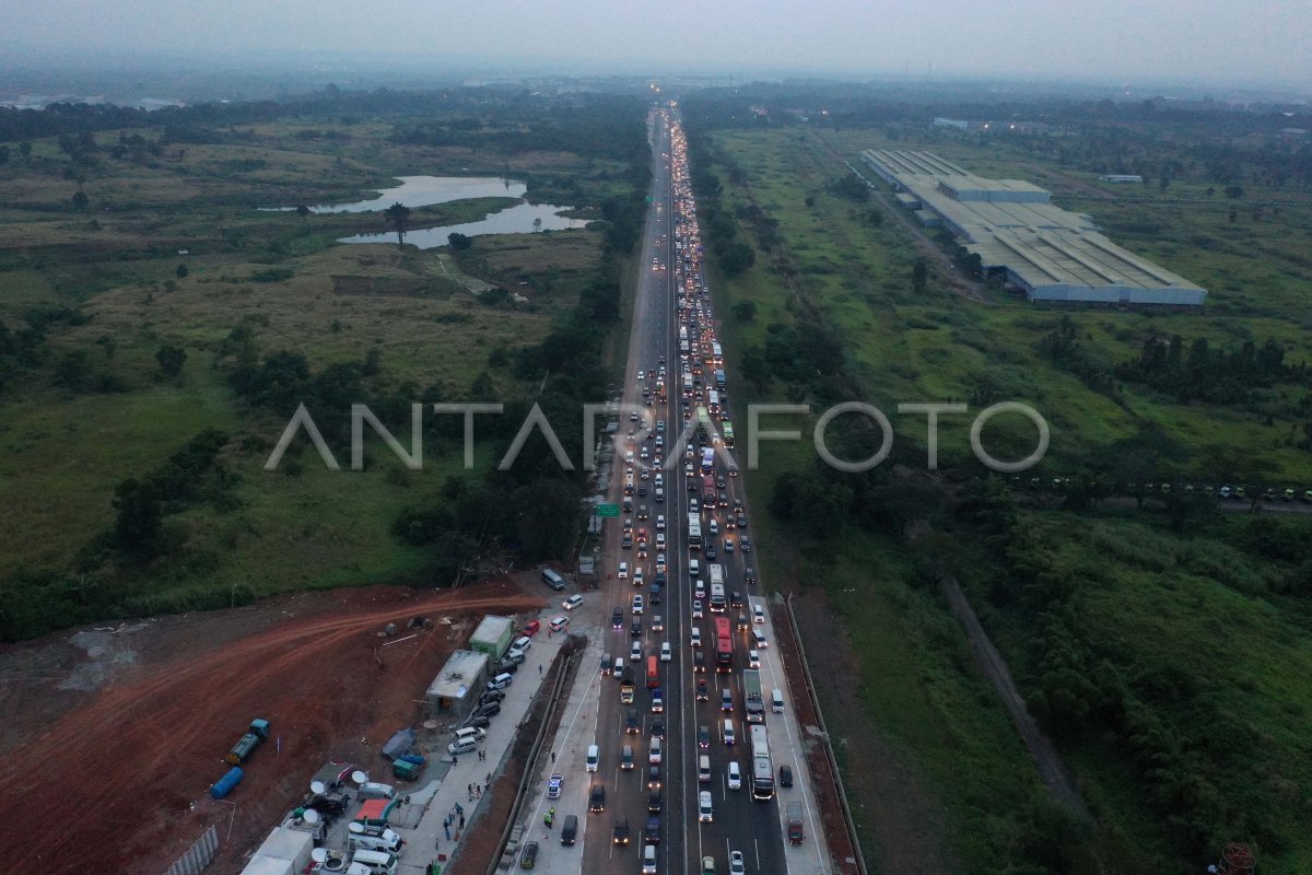 ARUS MUDIK DI GERBANG TOL CIKAMPEK UTAMA | ANTARA Foto