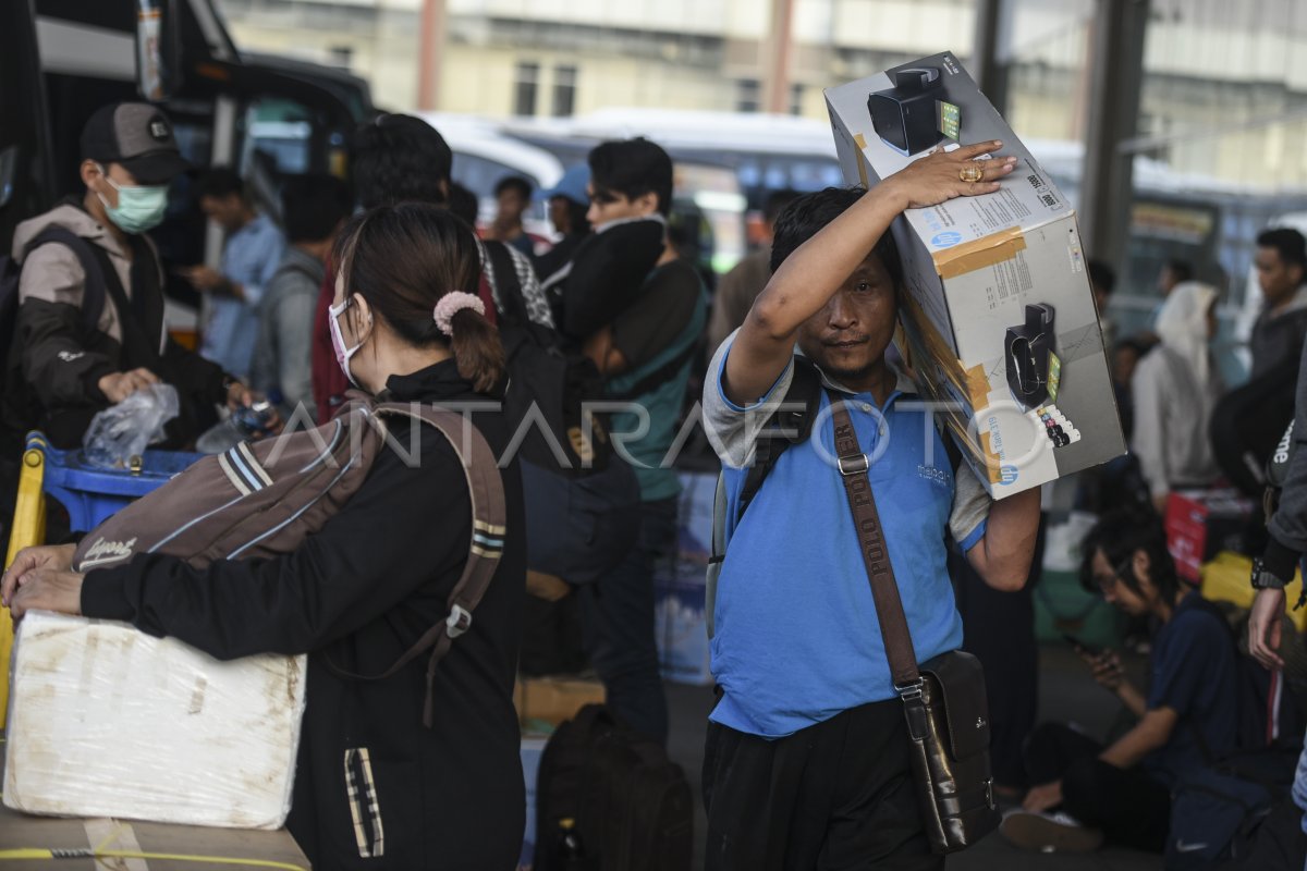 ARUS MUDIK DI TERMINAL PULO GEBANG | ANTARA Foto ARUS MUDIK DI TERMINAL PULO GEBANG | ANTARA Foto