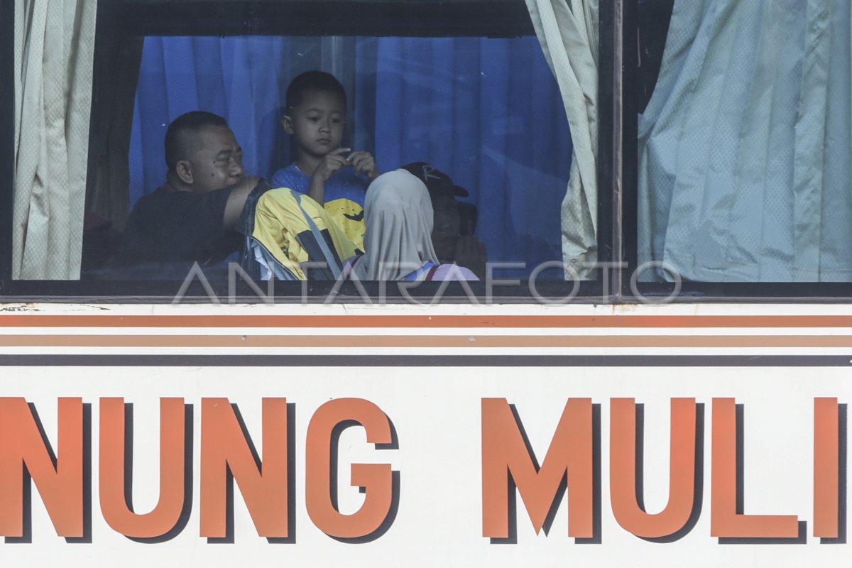 ARUS MUDIK DI TERMINAL PULO GEBANG | ANTARA Foto ARUS MUDIK DI TERMINAL PULO GEBANG | ANTARA Foto