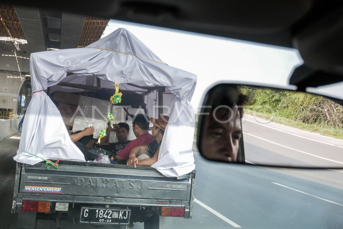 MUDIK PAKAI MOBIL BAK TERBUKA | ANTARA Foto MUDIK PAKAI MOBIL BAK TERBUKA | ANTARA Foto