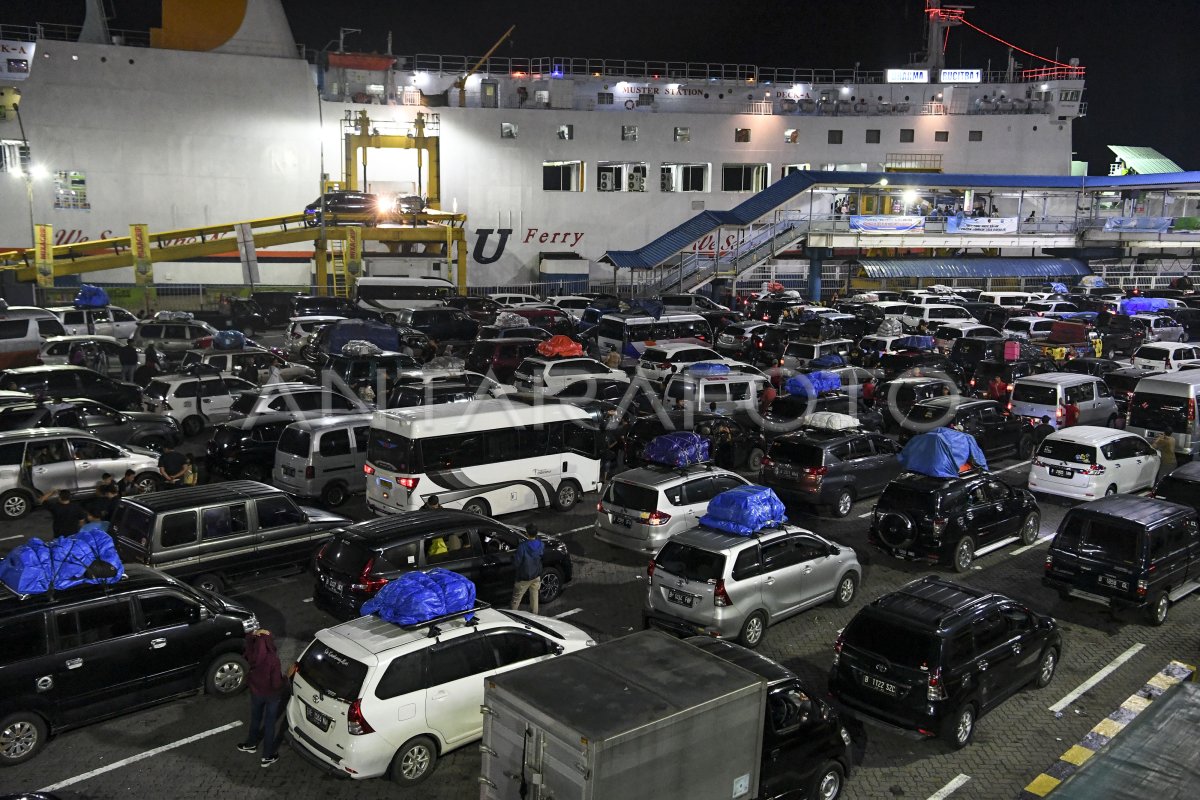 ARUS MUDIK PELABUHAN PENYEBERANGAN MERAK | ANTARA Foto