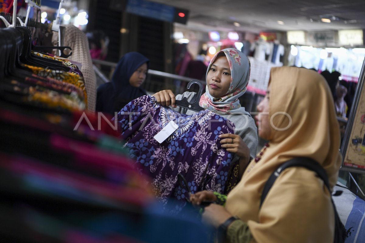 AKTIVITAS DI PASAR TANAH ABANG | ANTARA Foto