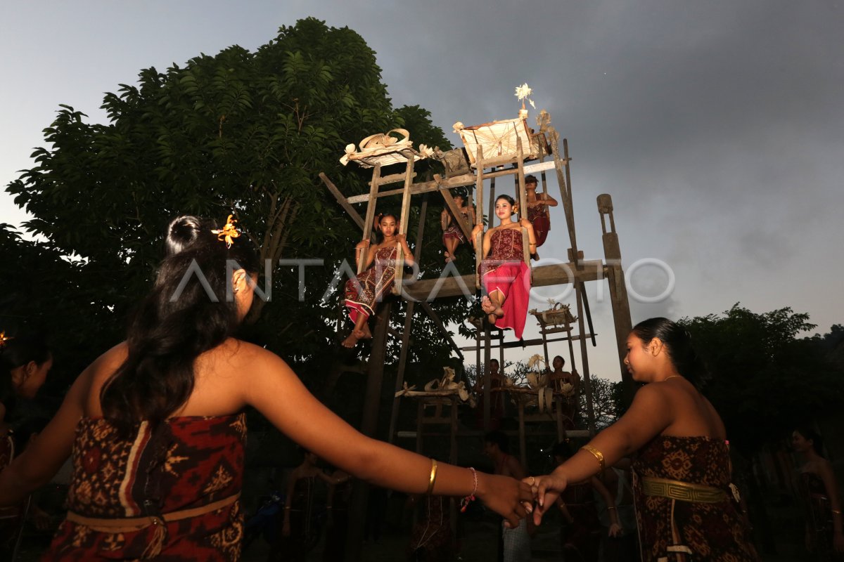 TRADISI AYUNAN DESA TENGANAN PEGRINGSINGAN | ANTARA Foto