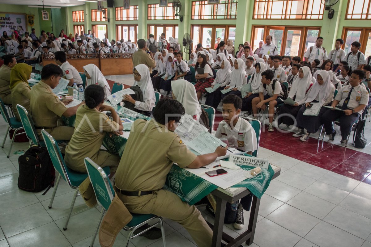 VERIFIKASI BERKAS PENDAFTARAN PPDB SMA | ANTARA Foto VERIFIKASI BERKAS PENDAFTARAN PPDB SMA | ANTARA Foto