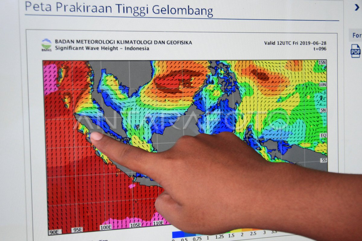 WASPADA GELOMBANG TINGGI | ANTARA Foto