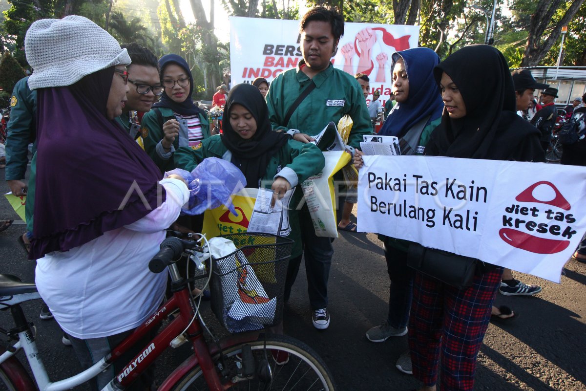 Plastic Rubbish Campaign Antara Foto