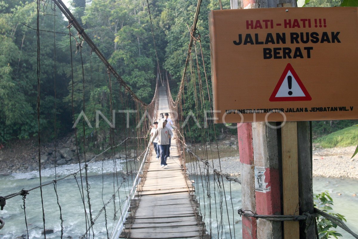 JEMBATAN GANTUNG RUSAK DI BOGOR | ANTARA Foto