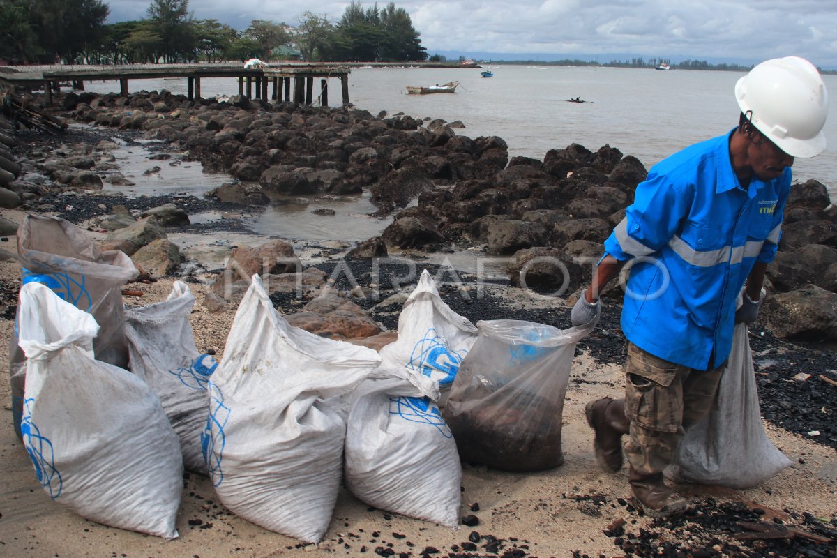 PEMBERSIHAN LIMBAH BATU BARA | ANTARA Foto