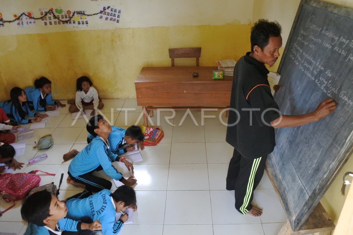 SISWA BELAJAR DI LANTAI | ANTARA Foto