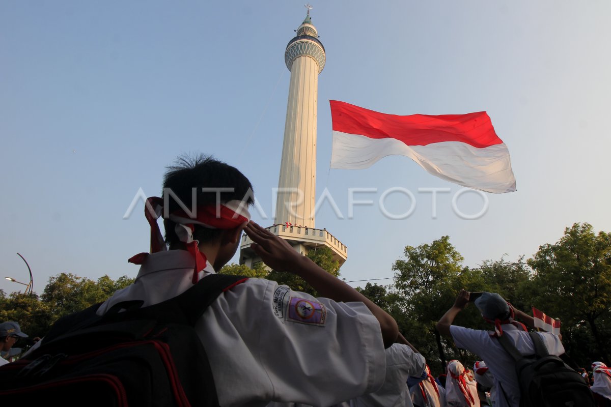 PENGIBARAN BENDERA MERAH PUTIH | ANTARA Foto