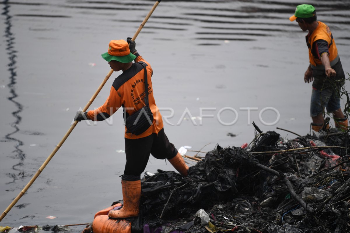 SAMPAH ALIRAN SUNGAI KANAL BANJIR BARAT | ANTARA Foto