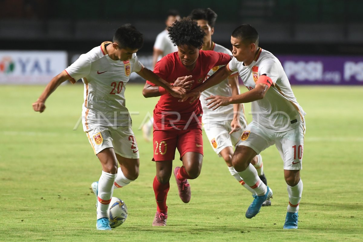 INDONESIA U19 TUNDUKKAN CHINA U19 | ANTARA Foto