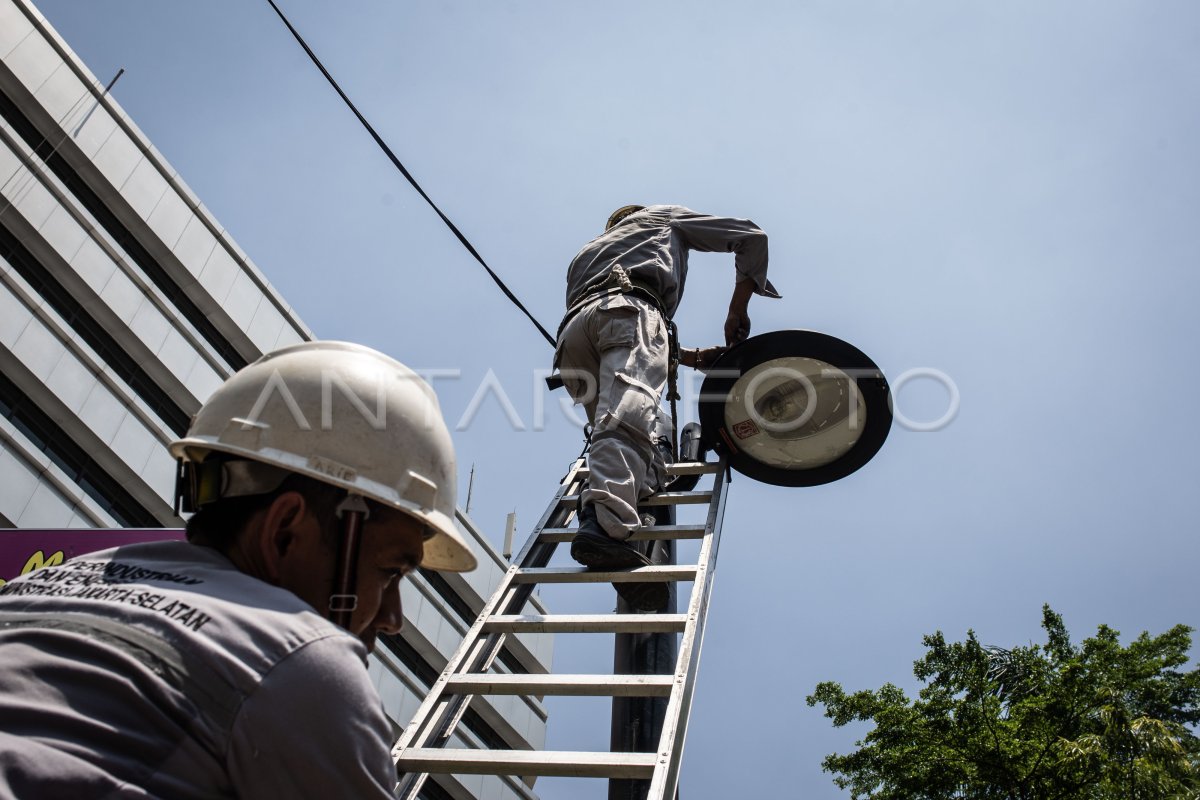 PERAWATAN LAMPU PENERANG JALAN | ANTARA Foto PERAWATAN LAMPU PENERANG JALAN | ANTARA Foto