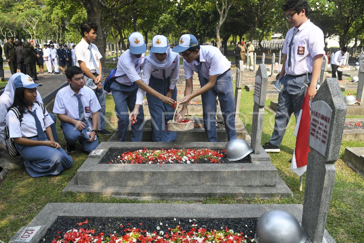 ZIARAH MAKAM PAHLAWAN | ANTARA Foto
