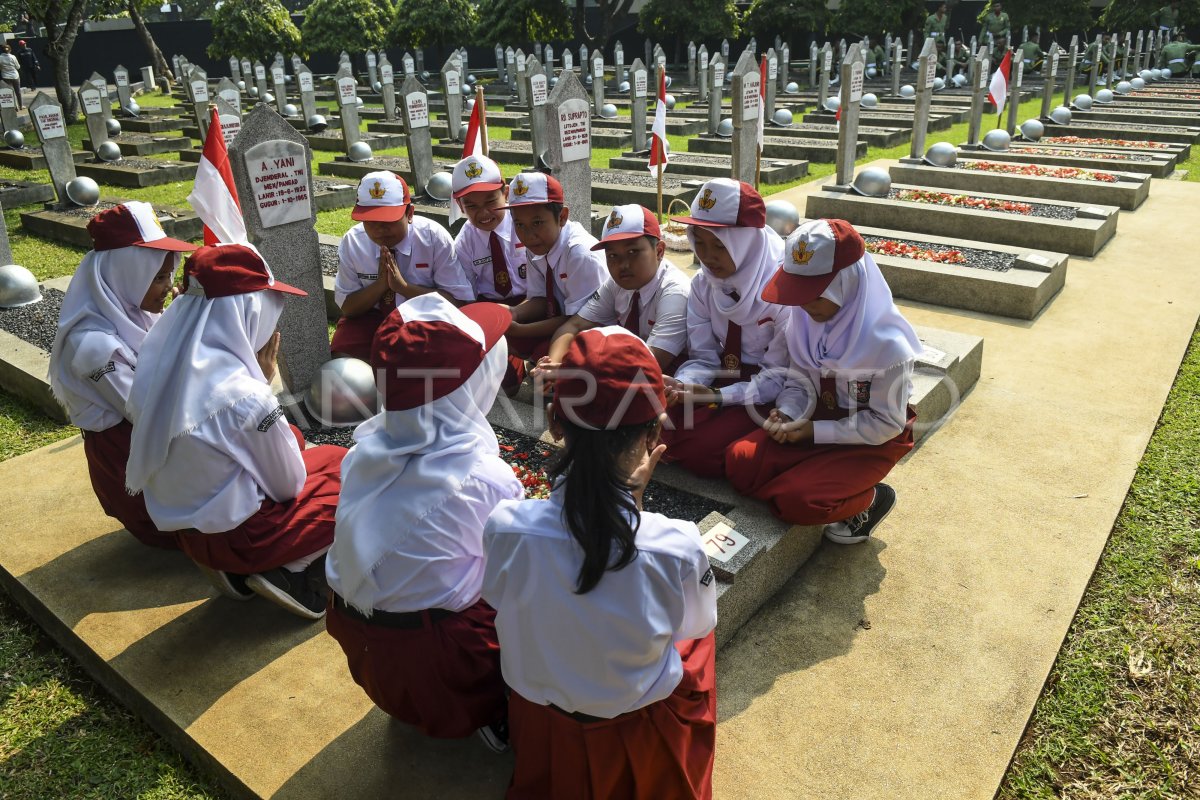 ZIARAH MAKAM PAHLAWAN | ANTARA Foto
