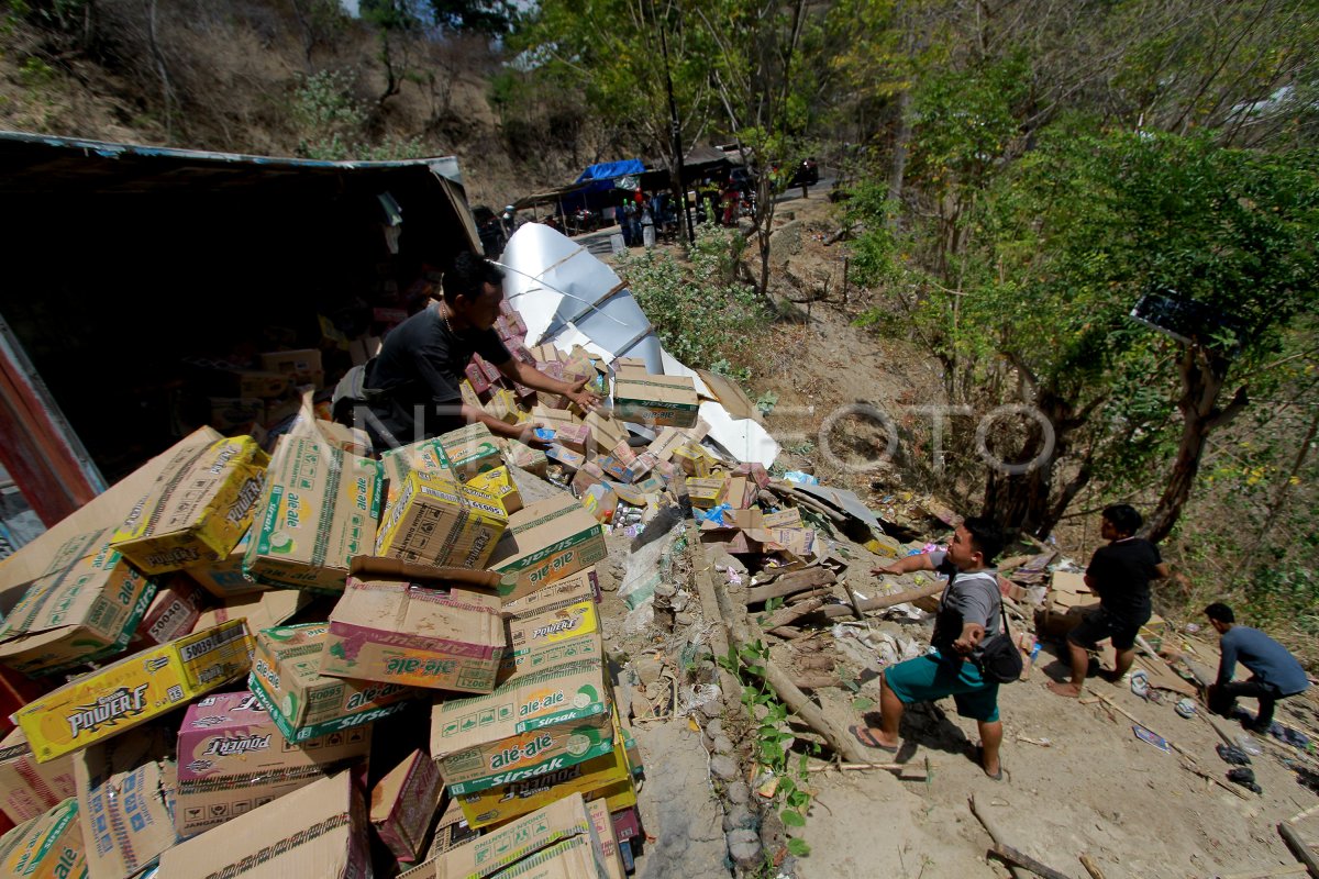 KECELAKAAN TRUK PENGANGKUT BARANG | ANTARA Foto KECELAKAAN TRUK PENGANGKUT BARANG | ANTARA Foto