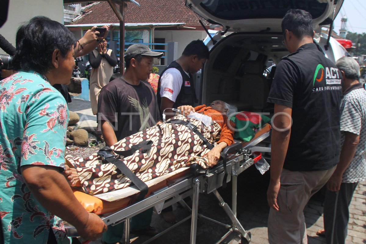 RUMAH ROBOH DI MALANG | ANTARA Foto RUMAH ROBOH DI MALANG | ANTARA Foto