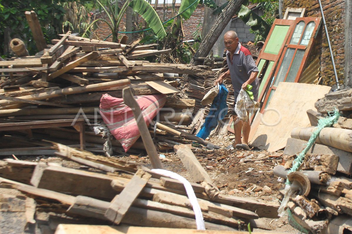 RUMAH ROBOH DI MALANG | ANTARA Foto RUMAH ROBOH DI MALANG | ANTARA Foto