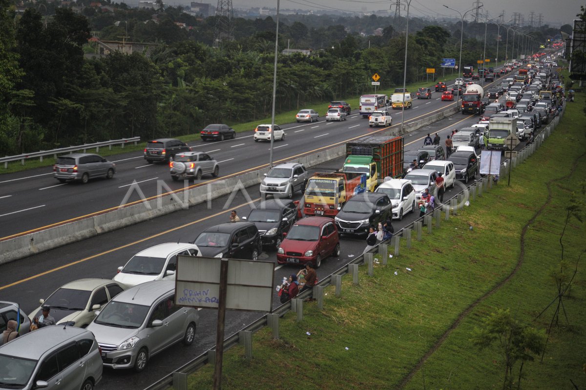 JALUR PUNCAK BOGOR MACET | ANTARA Foto