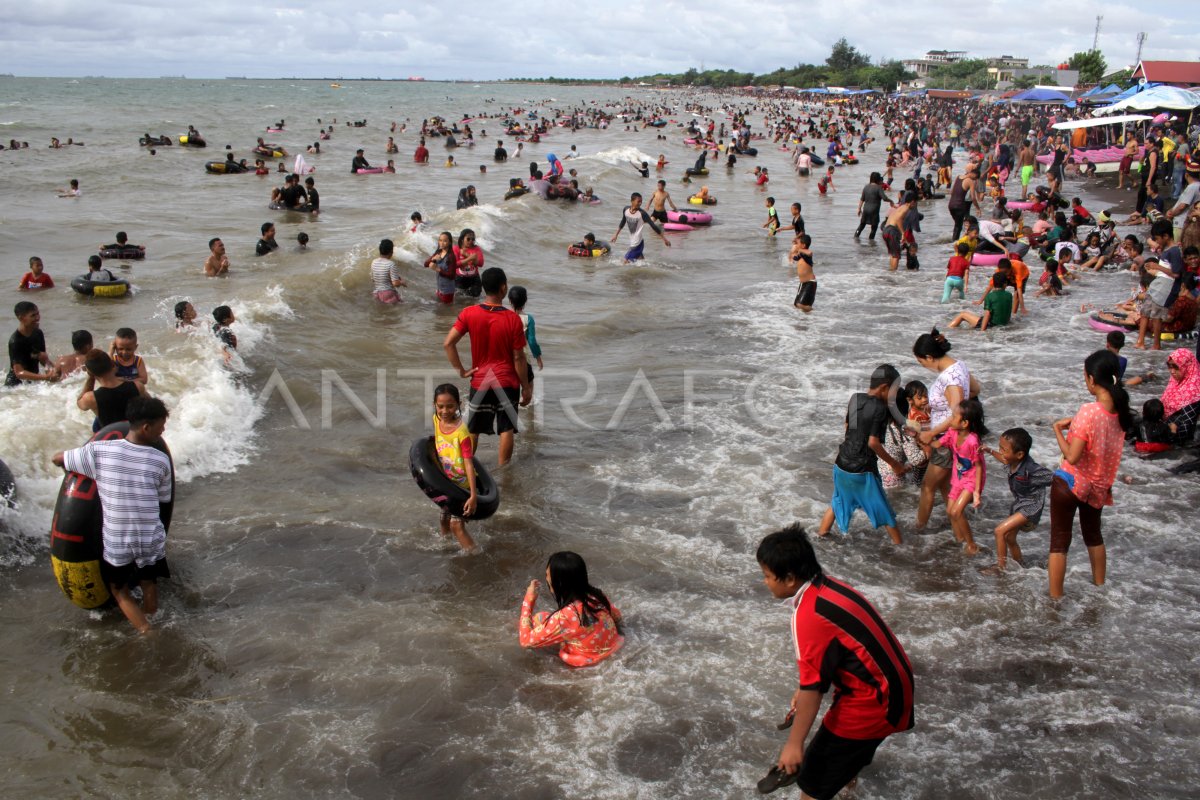 LIBUR TAHUN BARU DI PANTAI TANJUNG BAYANG MAKASSAR | ANTARA Foto