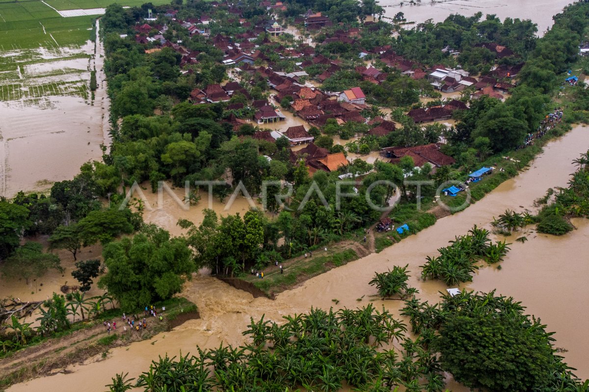 BANJIR AKIBAT TANGGUL JEBOL DI DEMAK | ANTARA Foto