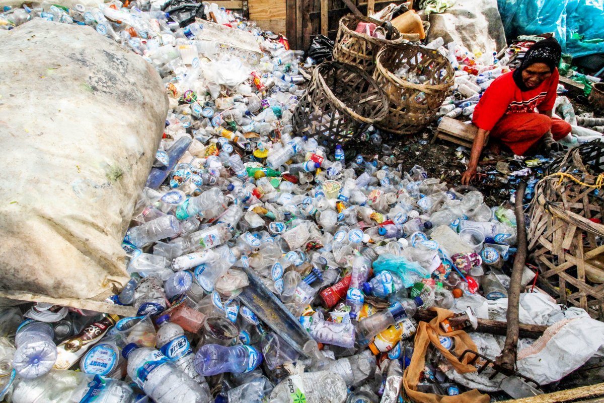 PEMULUNG SAMPAH BOTOL PLASTIK | ANTARA Foto PEMULUNG SAMPAH BOTOL PLASTIK | ANTARA Foto