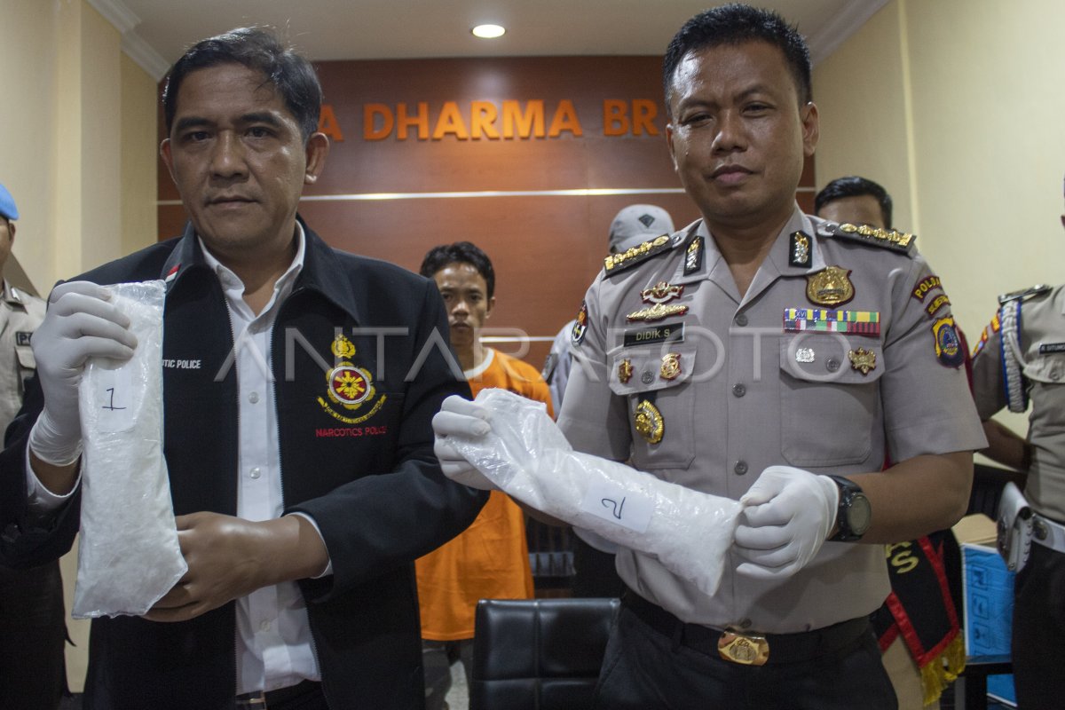 TANGKAP KURIR NARKOBA JARINGAN INTERNASIONAL | ANTARA Foto TANGKAP KURIR NARKOBA JARINGAN INTERNASIONAL | ANTARA Foto