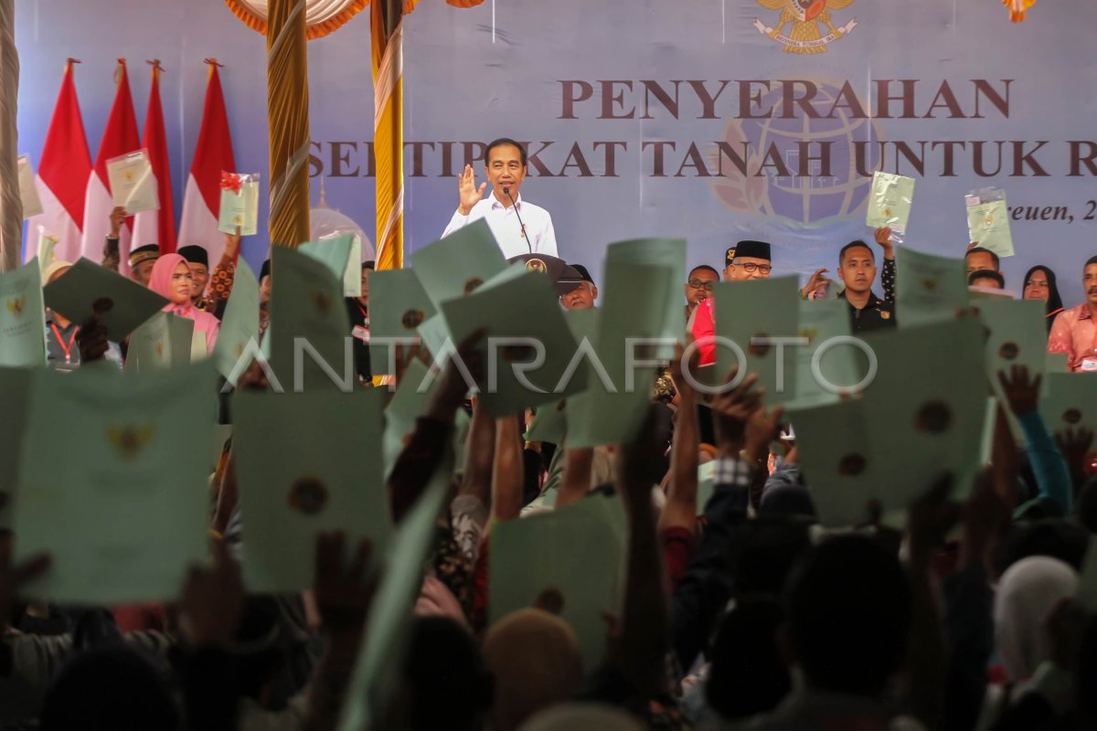 PRESIDEN SERAHKAN SERTIFIKAT TANAH UNTUK RAKYAT ACEH | ANTARA Foto