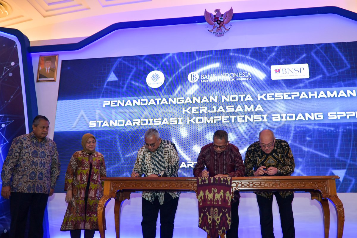 MOU STANDARISASI KOMPETENSI BIDANG SPPUR | ANTARA Foto