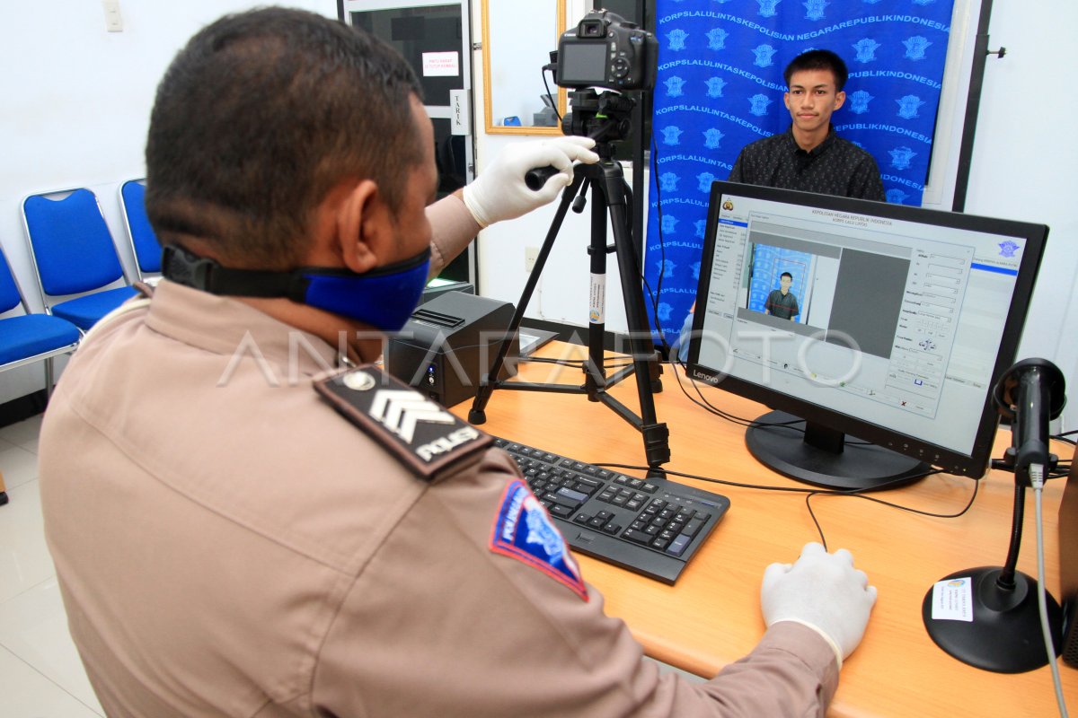 PEMBATASAN PEMBUATAN SURAT IZIN MENGEMUDI | ANTARA Foto PEMBATASAN PEMBUATAN SURAT IZIN MENGEMUDI | ANTARA Foto